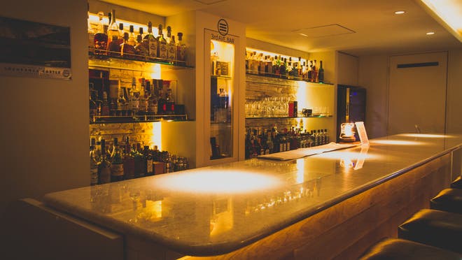 【四谷三丁目】駅近徒歩2分!白を基調としたカクテルバーの写真1