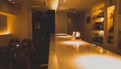 【四谷三丁目】駅近徒歩2分!白を基調としたカクテルバーの写真2
