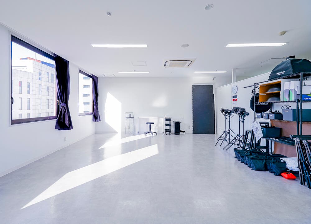 STUDIO－Ｂ｜博多駅徒歩７分。白を基調としたプレーンな空間で、本格的な撮影機材を利用し幅広い撮影が可能です。の写真1