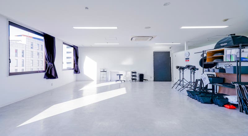 STUDIO－Ｂ｜博多駅徒歩７分。白を基調としたプレーンな空間で、本格的な撮影機材を利用し幅広い撮影が可能です。