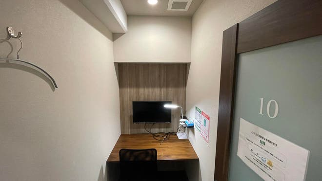【¥385/30分!三鷹駅最安値 徒歩3分】1名完全個室(Room10)モニター(27インチ/4K)・Wifi・フリードリンクの写真4