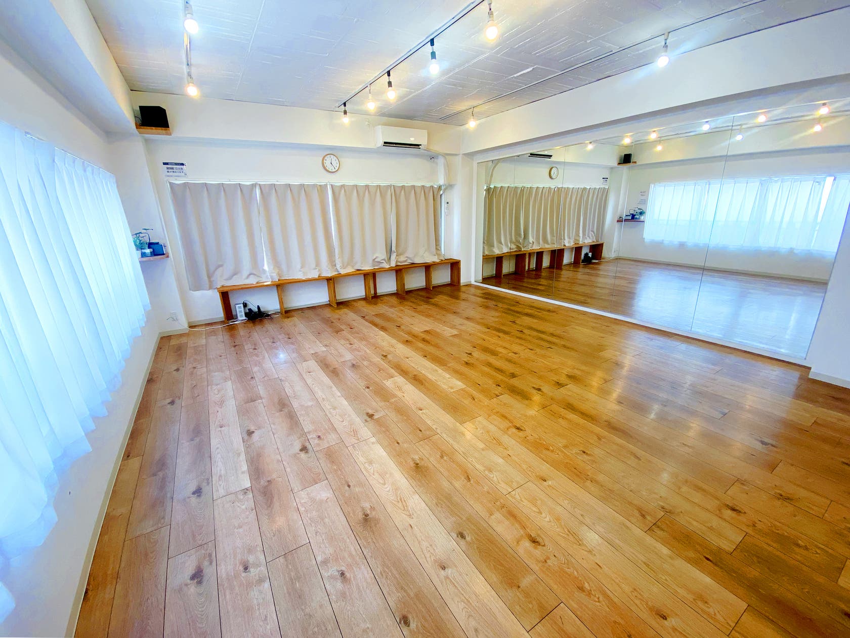 【Bスタジオ/4F】【駅近】元町駅徒歩1分。 一面鏡張り、机とイス有。自然光溢れる多目的スペース。の写真2