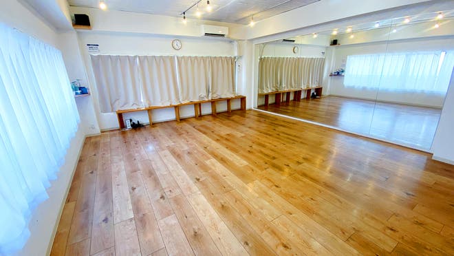 【Bスタジオ/4F】【駅近】元町駅徒歩1分。 一面鏡張り、机とイス有。自然光溢れる多目的スペース。の写真2