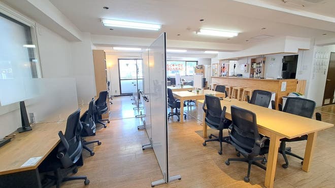 【全席WEB会議可能】【ドリップコーヒー無料】【当日利用OK】早稲田大学正門から徒歩1分の自然光で明るいコワーキングスペースの写真2