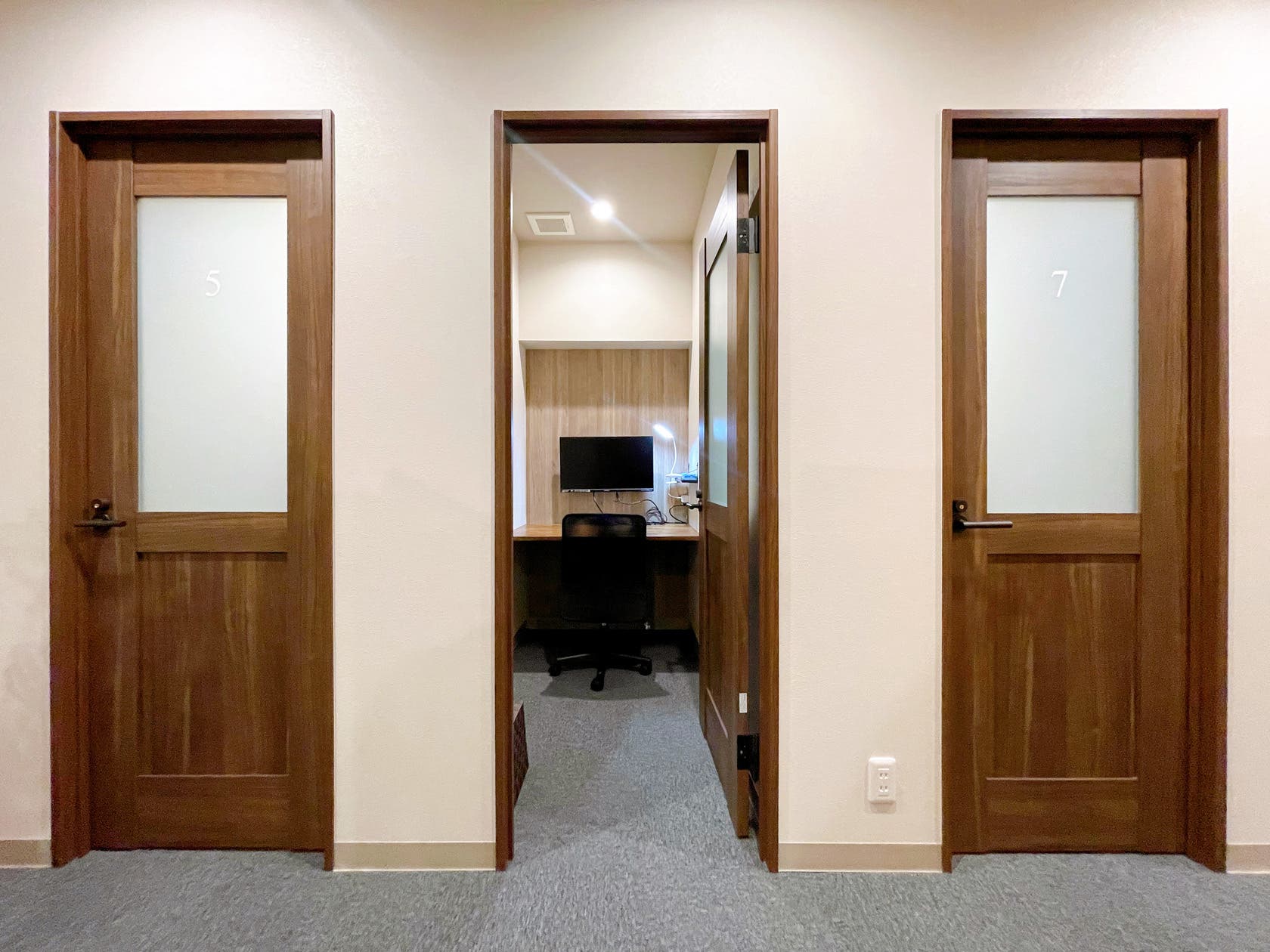 【¥385/30分！三鷹駅最安値 徒歩3分】1名完全個室（Room11）モニター（27インチ/4K）・Wifi・フリードリンクの写真6