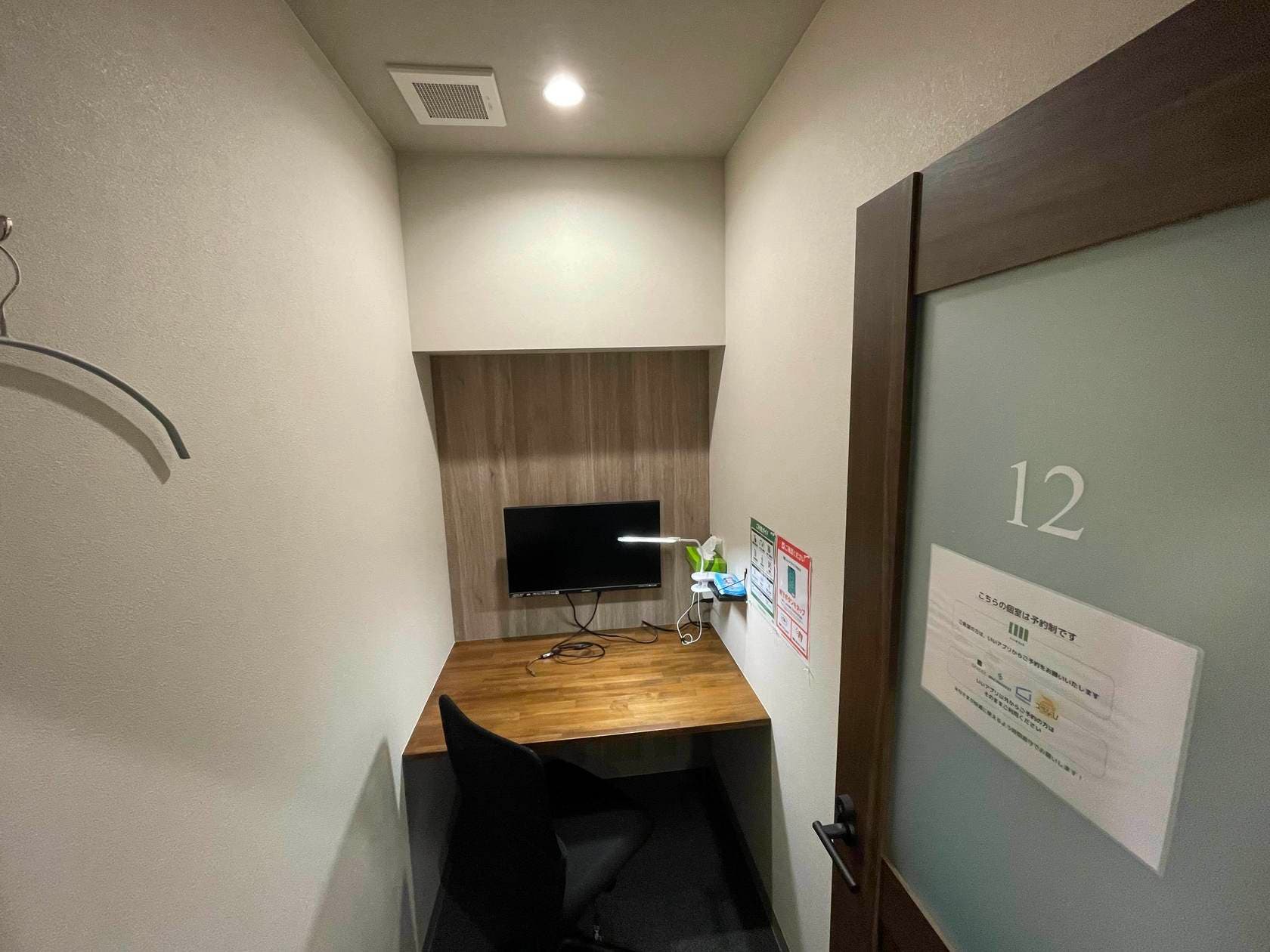 【¥385/30分！三鷹駅最安値 徒歩3分】1名完全個室（Room12）モニター（27インチ/4K）・Wifi・フリードリンクの写真4