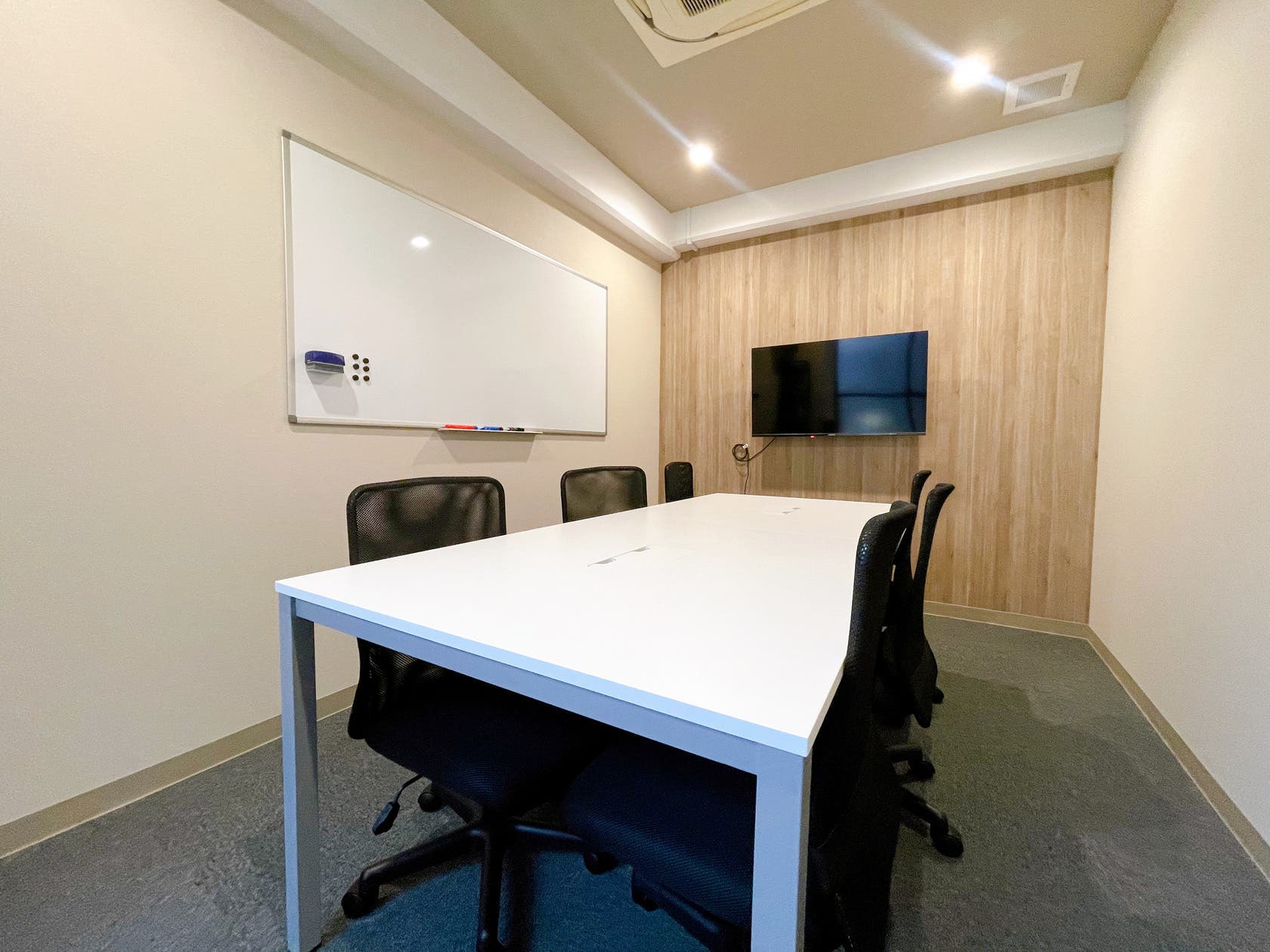 【¥770円/30分三鷹駅徒歩3分】6名会議室（Room14) 最大8名 モニター(42インチ/4K）・Wifi・ホワイトボードの写真5