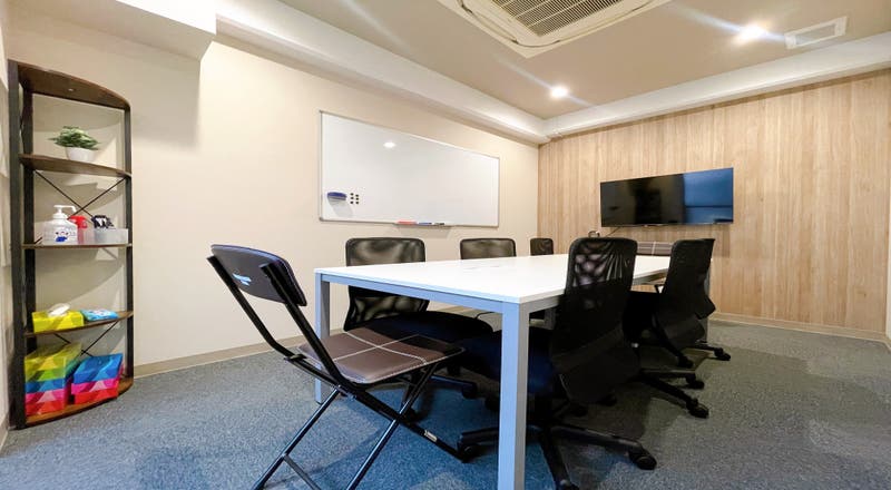 【¥770円/30分三鷹駅徒歩3分】6名会議室（Room14) 最大8名 モニター(42インチ/4K）・Wifi・ホワイトボード
