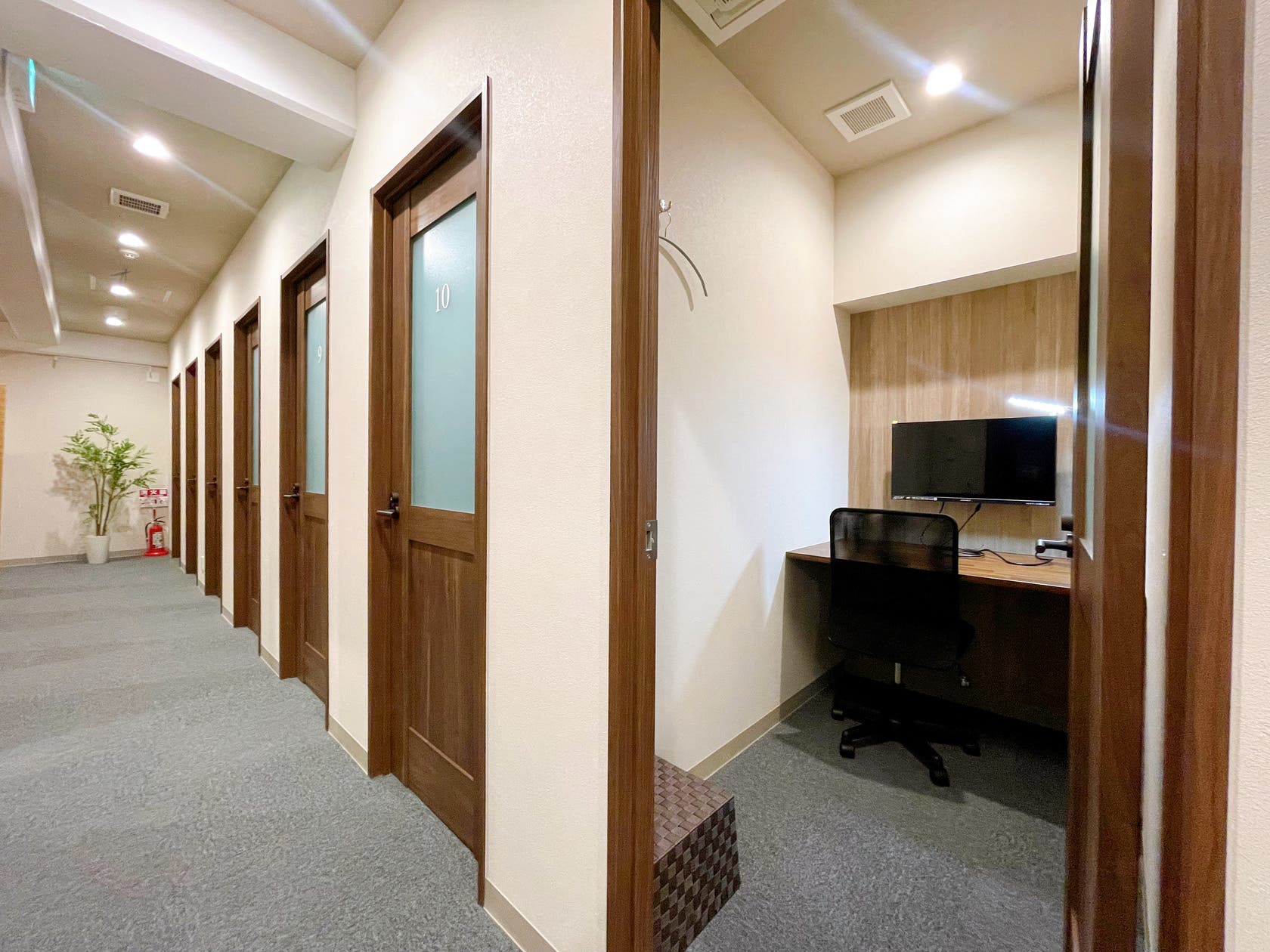 【¥770円/30分三鷹駅徒歩3分】6名会議室（Room14) 最大8名 モニター(42インチ/4K）・Wifi・ホワイトボードの写真8