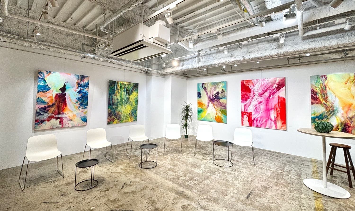 駅徒歩1分！グリーンバック/高速ネット回線完備！配信や番組収録、インタビュー動画や対談撮影など様々な用途でご利用いただけます！の写真1