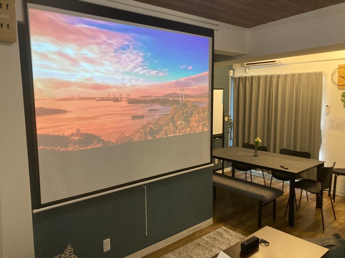 100インチスクリーンで映画鑑賞🎬気の合う仲間と楽しい時間を過ごせるスペースです🍃の写真8