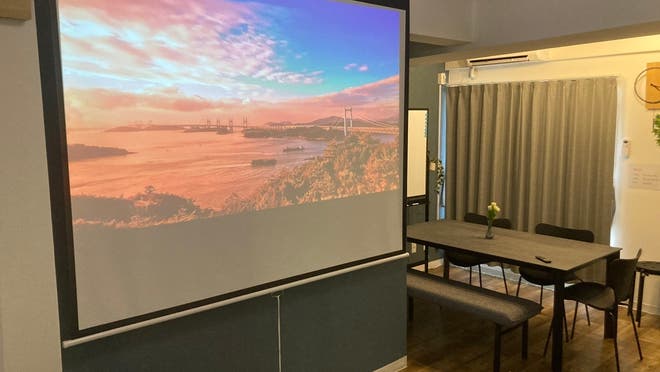 100インチスクリーンで映画鑑賞🎬気の合う仲間と楽しい時間を過ごせるスペースです🍃の写真8