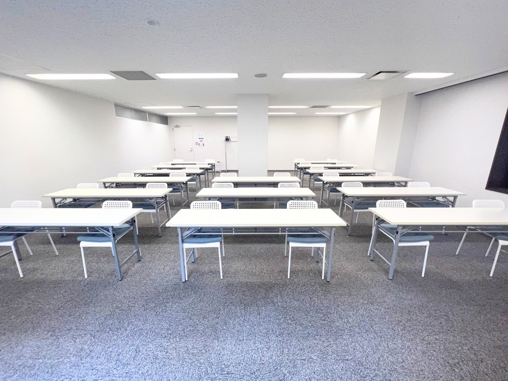 ⭐NEW⭐【六本木一丁目駅徒歩5分】無料備品多数☆会議・研修・試験会場・WEBセミナー・ZOOM快適ビジネス仕様！2階G会議室の写真1