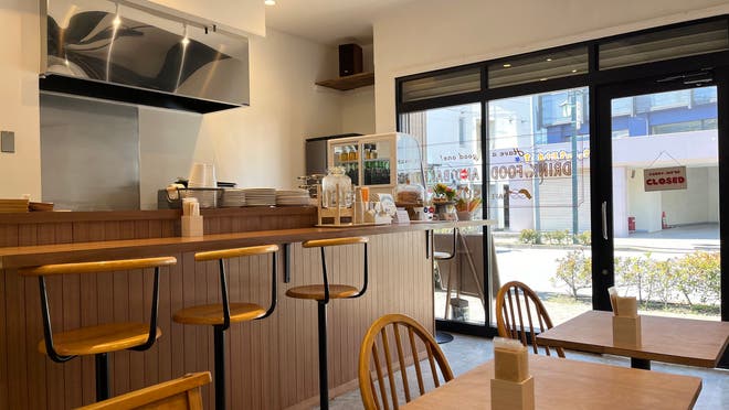 福生駅5分|白壁カフェ|大きい窓自然光|駐車場有|土足OK|ケータリング可|机椅子有|の写真1