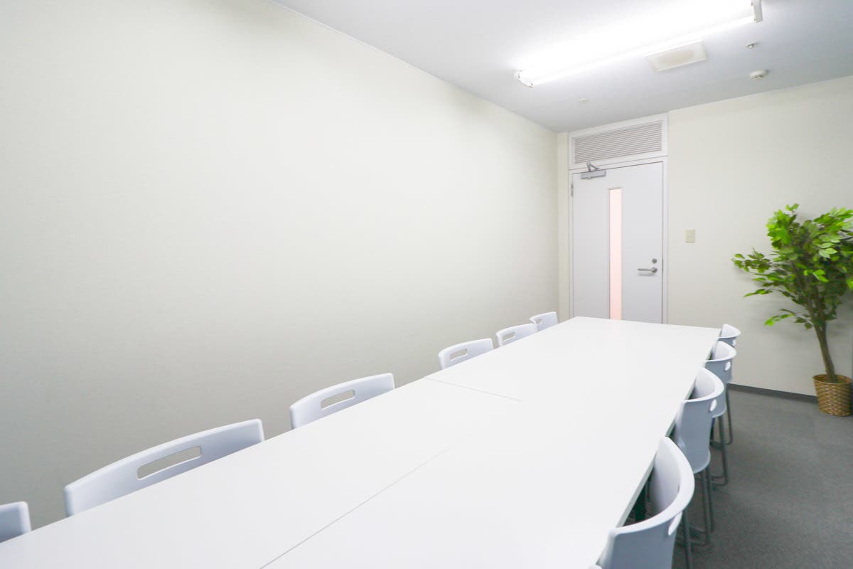 【梅田駅地下直結で最高の立地！大阪駅前第２ビル！12名】大型モニター・WiFi全て無料！ふれあい貸し会議室 梅田No122の写真5