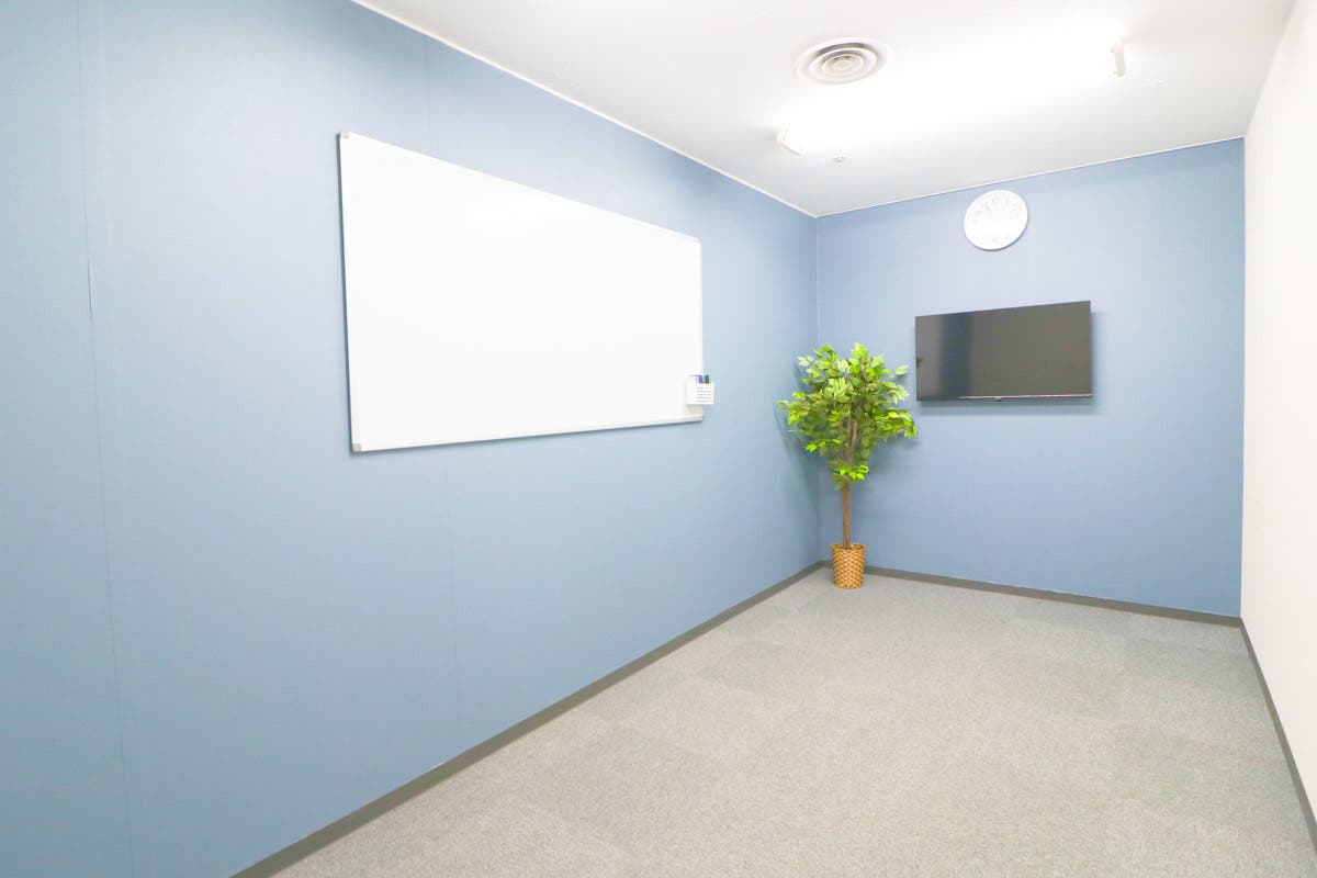 【梅田駅地下直結で最高の立地！大阪駅前第２ビル！12名】大型モニター・WiFi全て無料！ふれあい貸し会議室 梅田No122の写真6