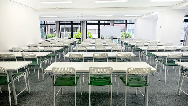 【新宿御苑前駅から徒歩3分・69名利用可🌟】■会議・研修・セミナー・ウェビナー・説明会■全室新宿御苑が見えます■3階A会議室の写真1