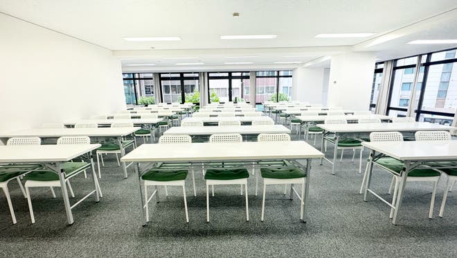 【新宿御苑前駅から徒歩3分・69名利用可🌟】■会議・研修・セミナー・ウェビナー・説明会■全室新宿御苑が見えます■3階A会議室の写真3