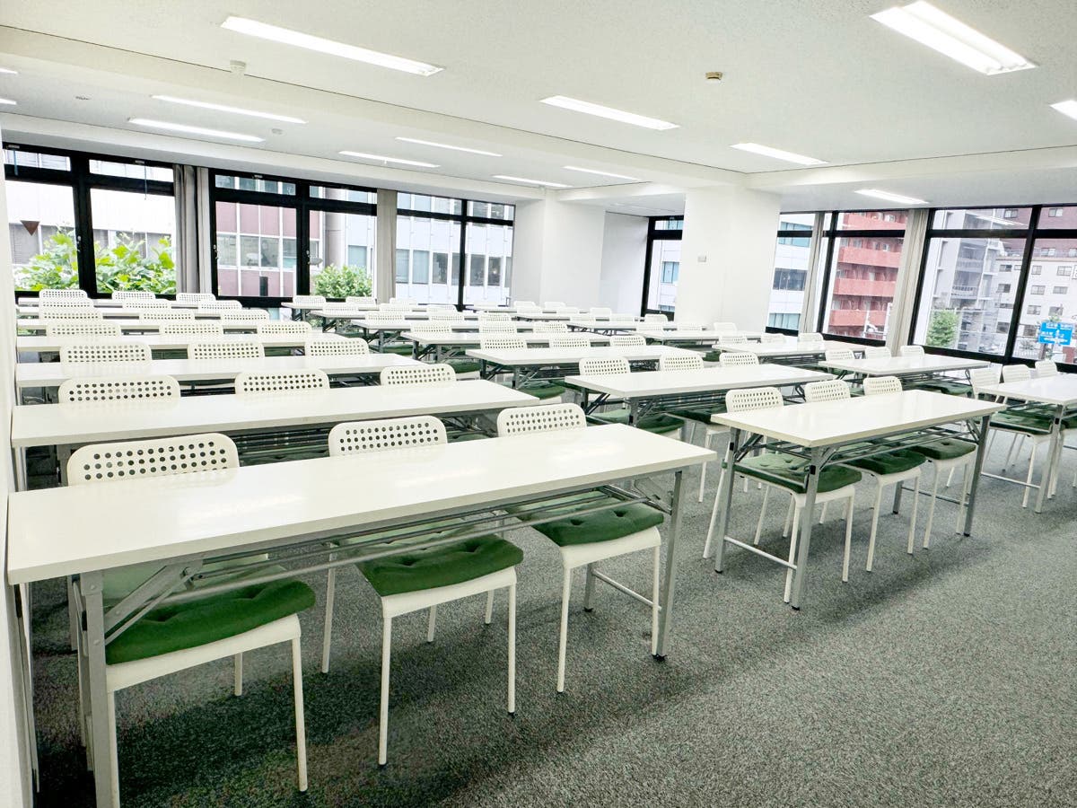 【新宿御苑前駅から徒歩3分・69名利用可🌟】■会議・研修・セミナー・ウェビナー・説明会■全室新宿御苑が見えます■3階A会議室の写真4