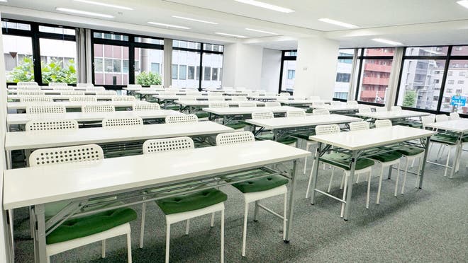 【新宿御苑前駅から徒歩3分・69名利用可🌟】■会議・研修・セミナー・ウェビナー・説明会■全室新宿御苑が見えます■3階A会議室の写真4