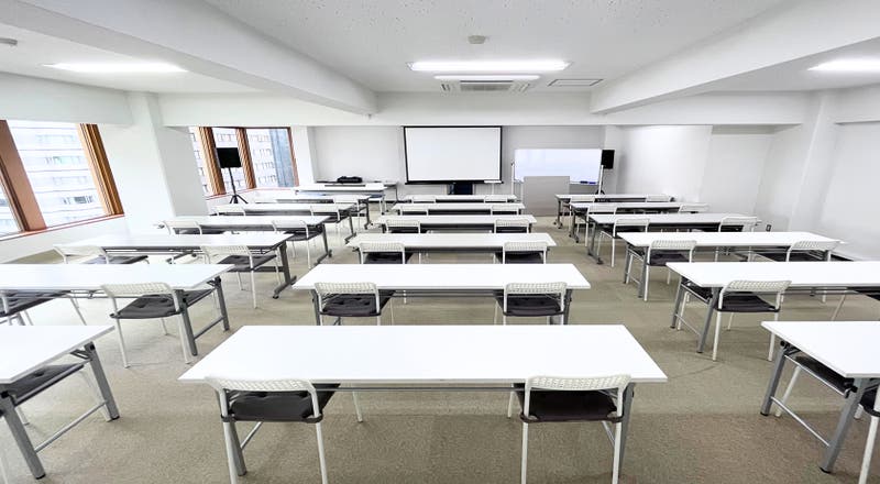 【秋葉原駅から徒歩8分・63名利用可⭐】設備充実⭐会議・研修・セミナー・試験・ウェビナー・説明会■8階会議室