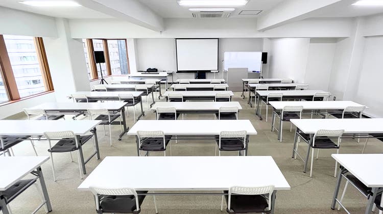 【秋葉原駅から徒歩8分・63名利用可⭐】設備充実⭐会議・研修・セミナー・試験・ウェビナー・説明会■8階会議室の写真1