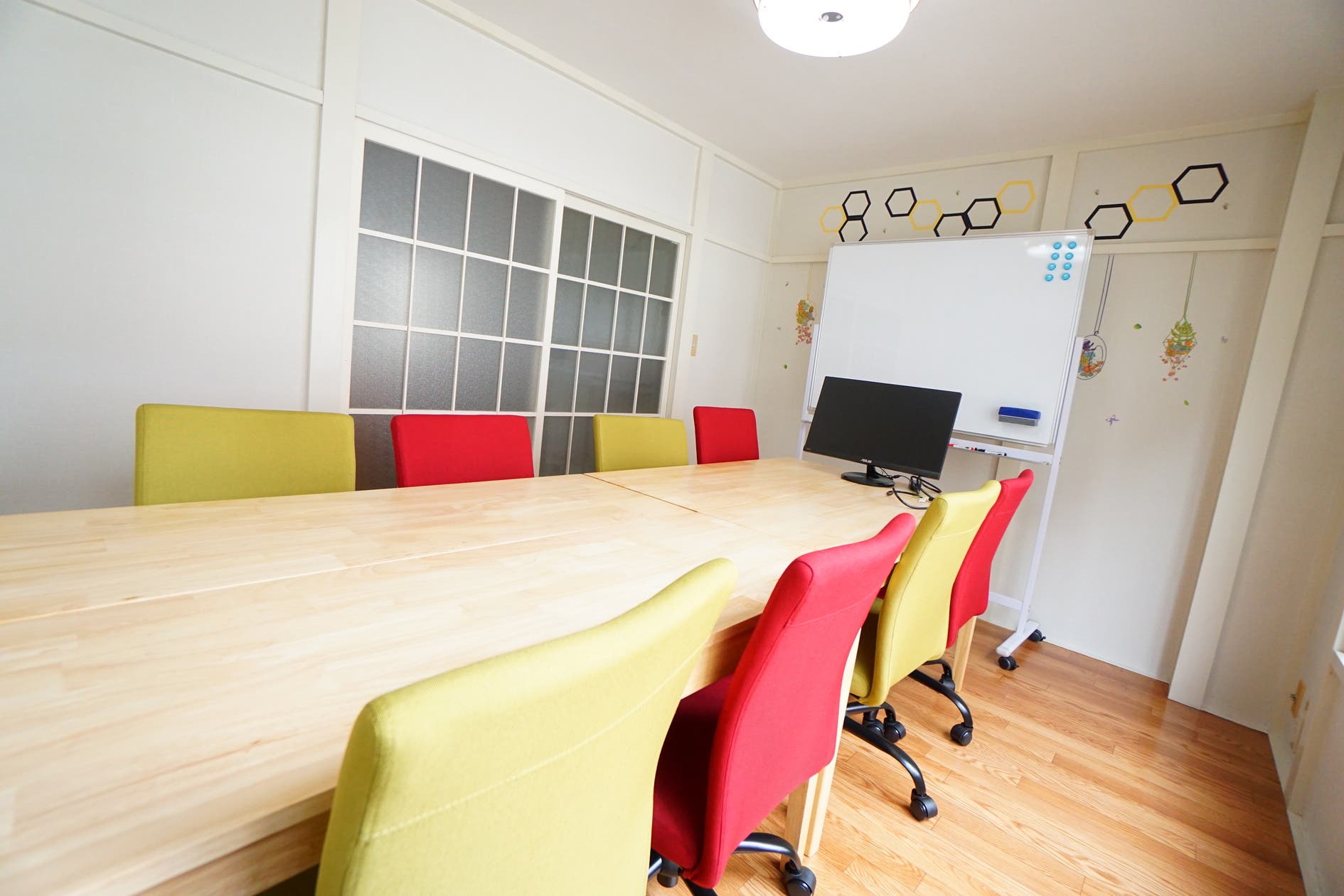 ＜サボテン会議室＞立川駅徒歩3分🚃光回線Wi-Fi📶モニター🖥️ホワイトボード📝会議/テレワーク/Zooｍの写真3