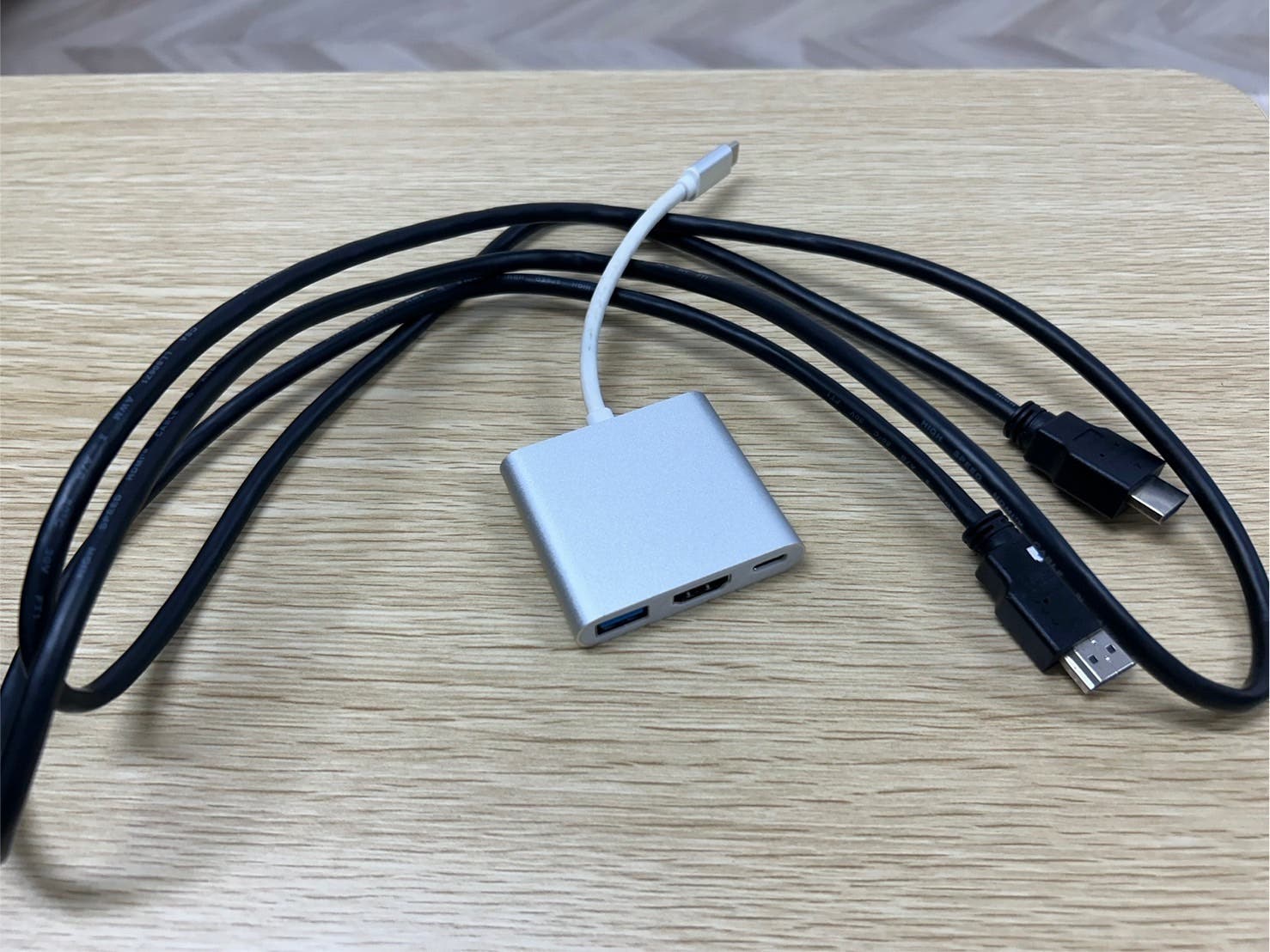 HDMIケーブル・ライトニング変換ケーブルの画像1