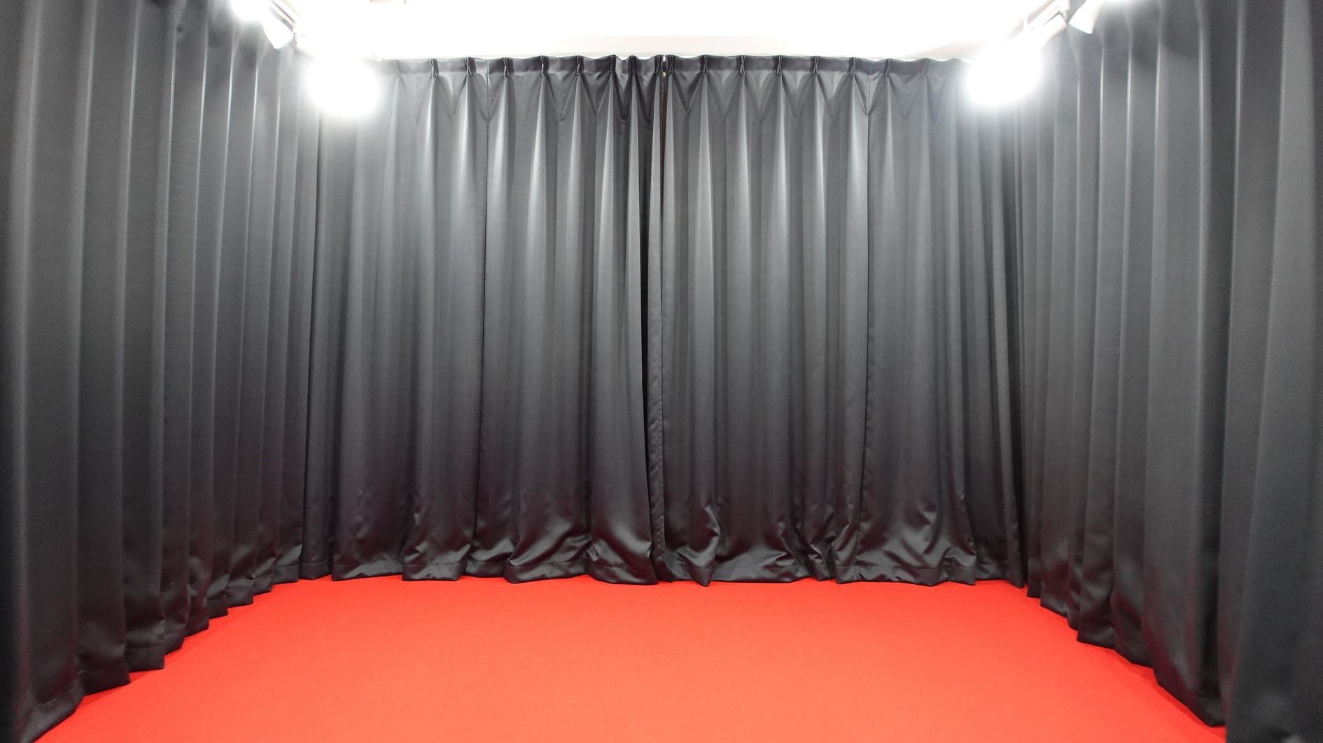 赤のパンチカーペット使用【管理人と要事前調整】の画像1