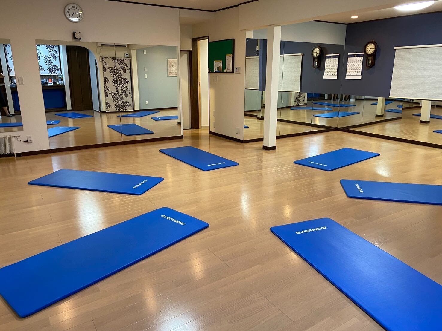 高崎駅東口から徒歩8分のヨガスタジオ！完全個室の大小3面鏡張りでヨガレッスンができます！の写真3