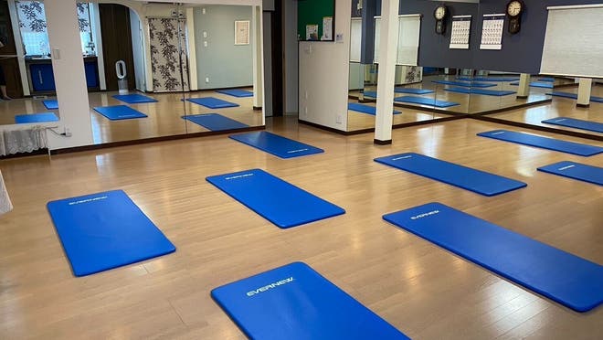 高崎駅東口から徒歩8分のヨガスタジオ!完全個室の大小3面鏡張りでヨガレッスンができます!の写真4