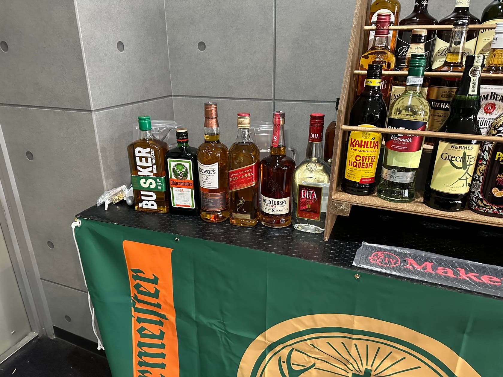 大阪駅から一駅！塚本駅前の飲み放題Barの写真6