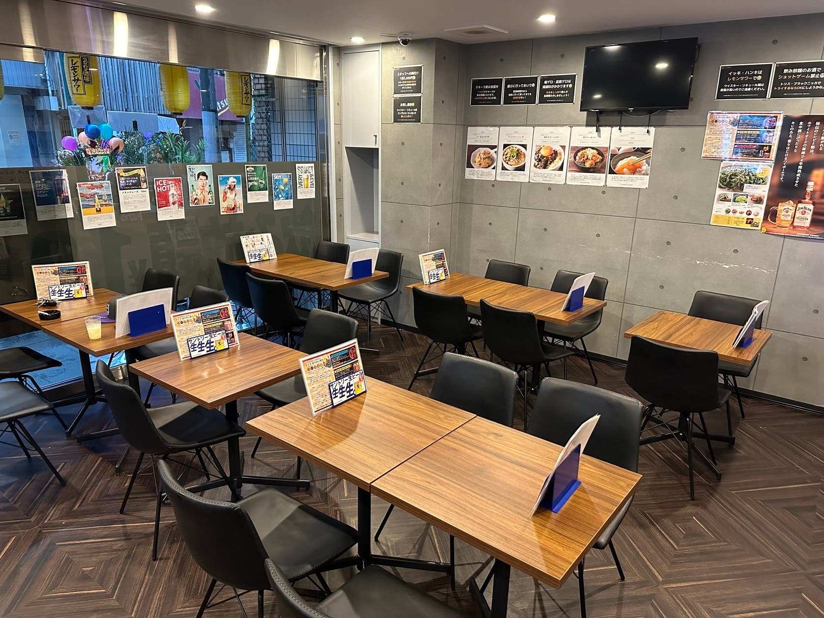 大阪駅から一駅！塚本駅前の飲み放題Barの写真1