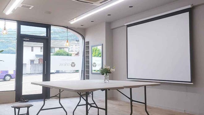 【別府市】《気軽に使える多目的スペース》駐車場有り 会議や講演、マルシェや撮影利用も可・飲食ok(隣にCafeもあります)の写真1