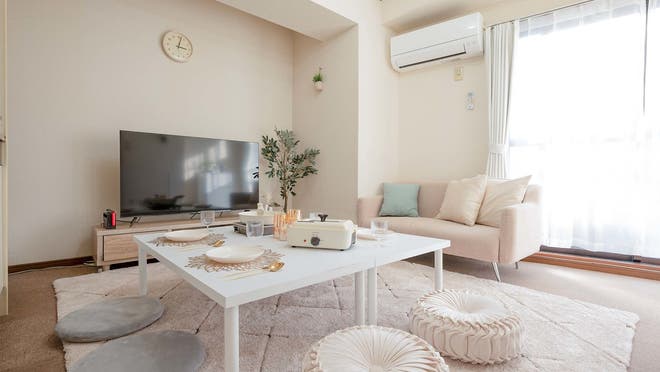 内装リニューアル✨駅近徒歩3分|最大8名|大画面で推し括💘鑑賞会🎞ゲーム会🎮️女子会🎉などに|定期清掃🧹24時間営業⏰の写真1