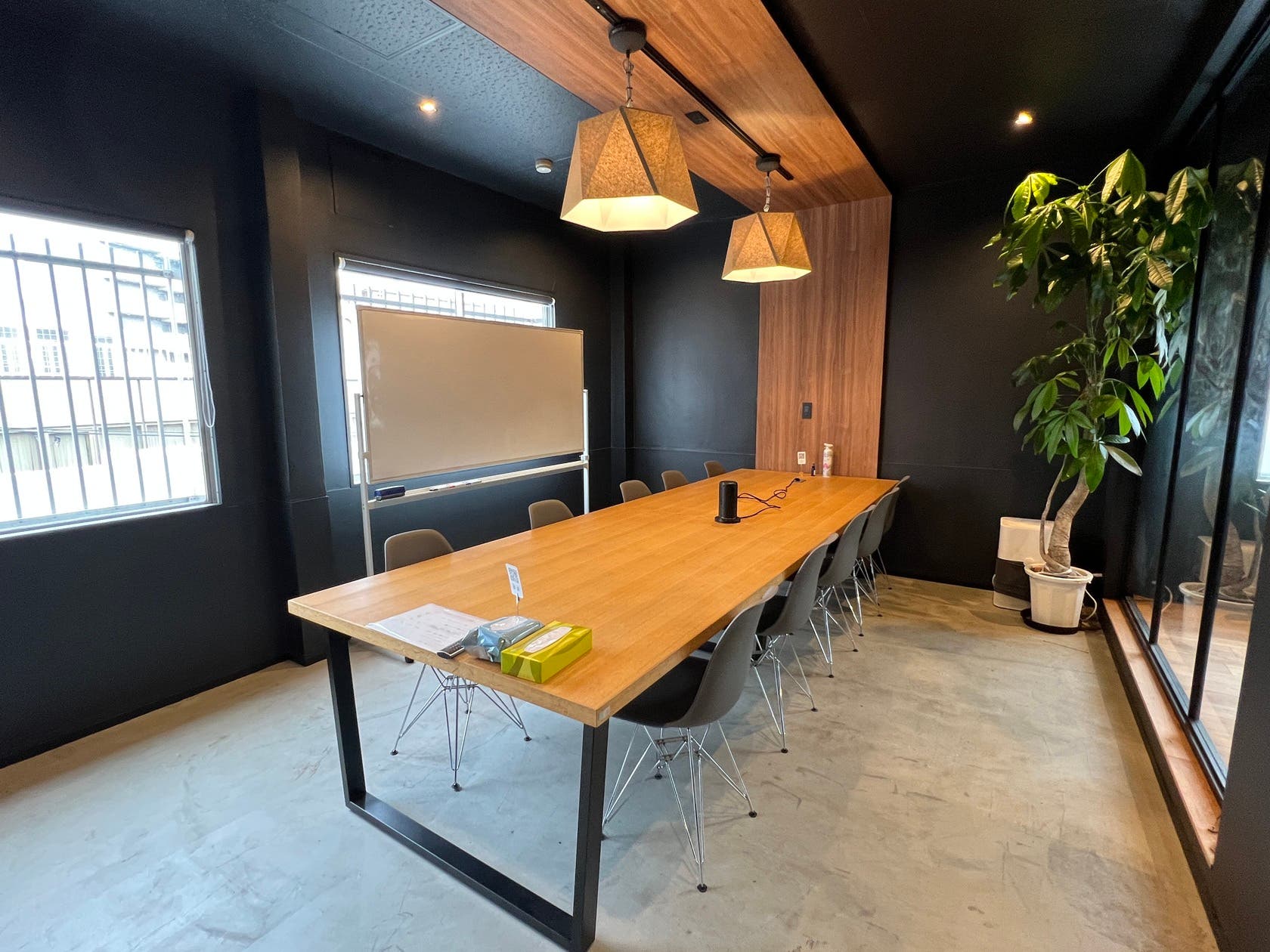 【西中島南方駅から徒歩5分】1時間1,420円！｜4F_RoomC（定員10名）モニター・ホワイトボード付◎の写真1