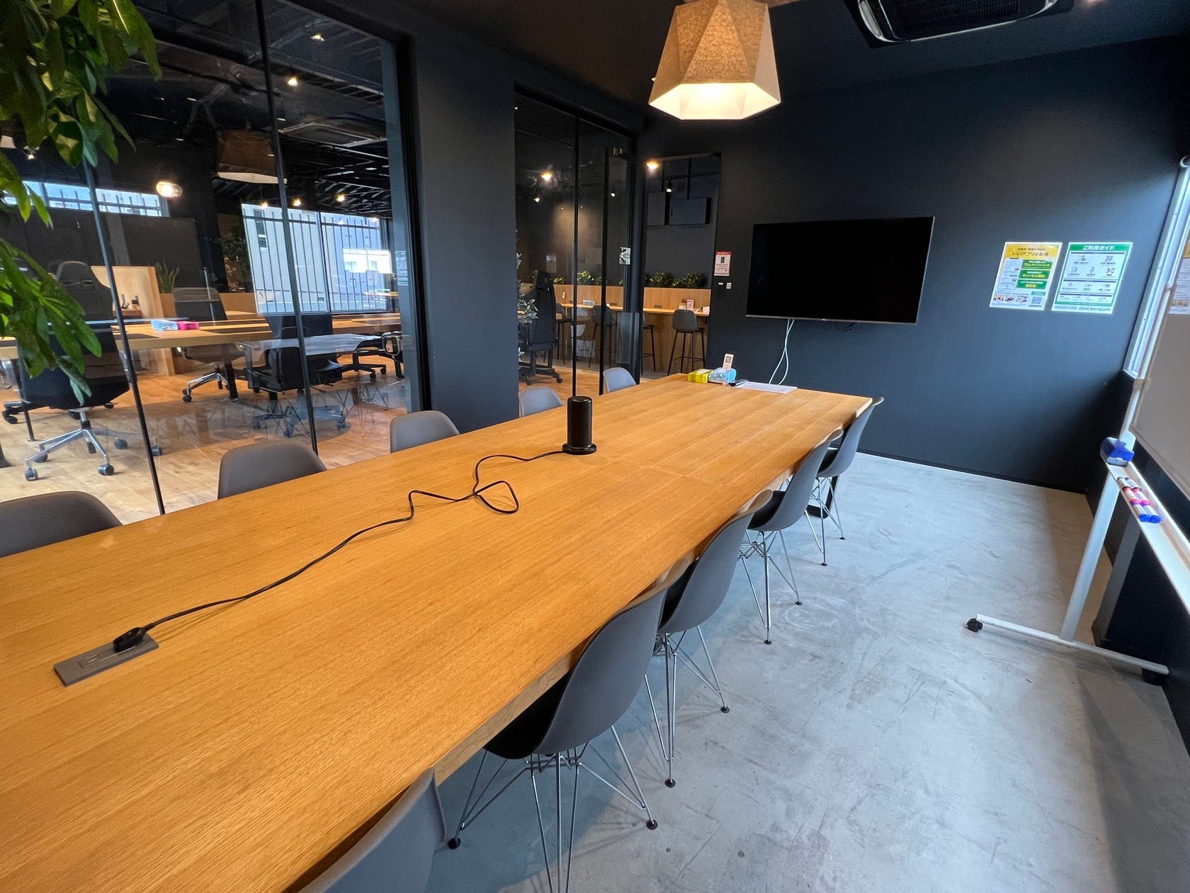 【西中島南方駅から徒歩5分】1時間1,420円！｜4F_RoomC（定員10名）モニター・ホワイトボード付◎の写真2