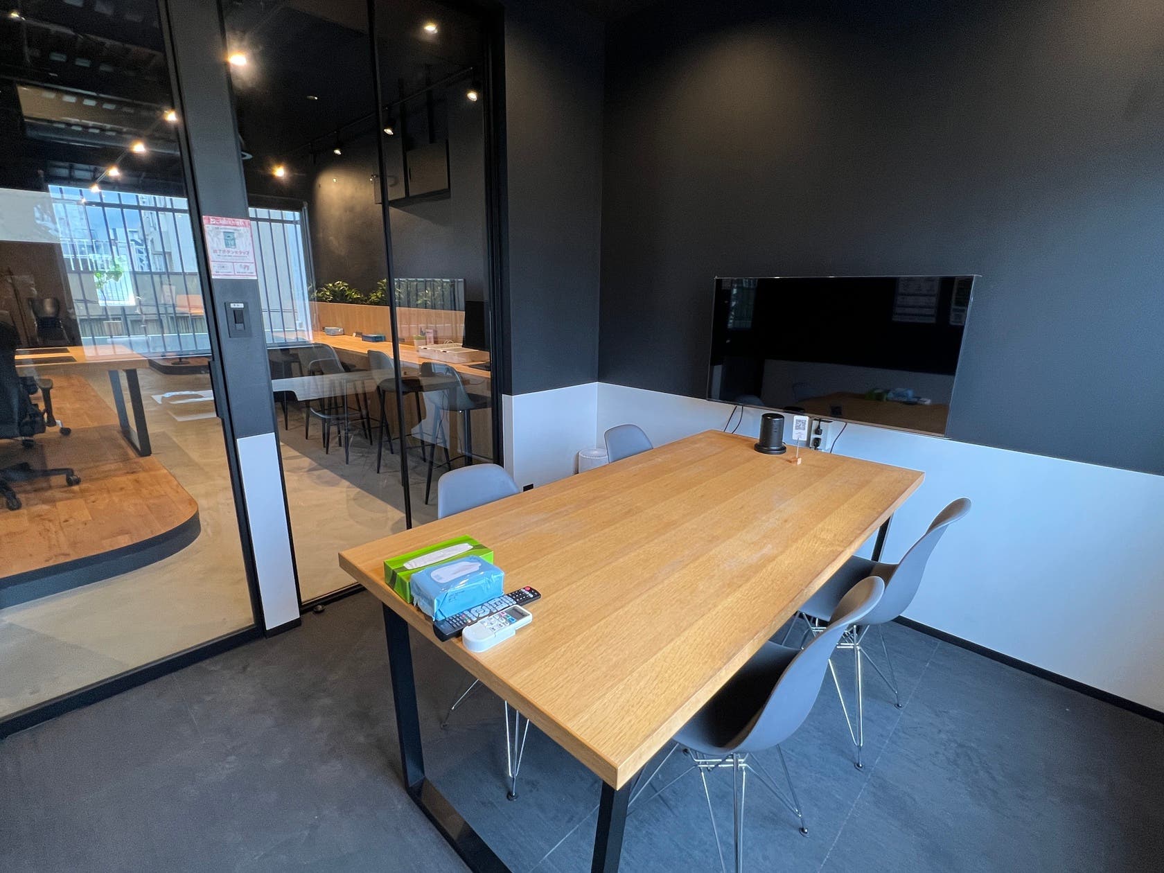 【西中島南方駅から徒歩5分】1時間1,100円！｜4F_RoomB（定員4名）モニター付◎の写真1