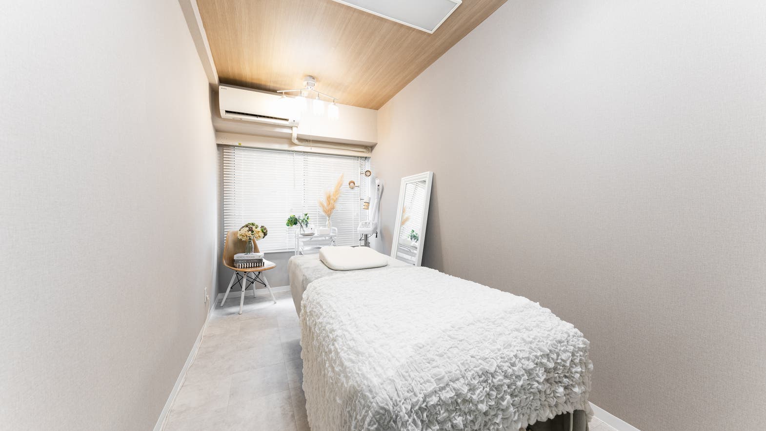 【＆YUZU】新宿西口駅30秒｜JR新宿駅5分✨完全個室のレンタルサロン/ヒートマット・スチーマー/映え撮影✤Wi-Fi有の写真23