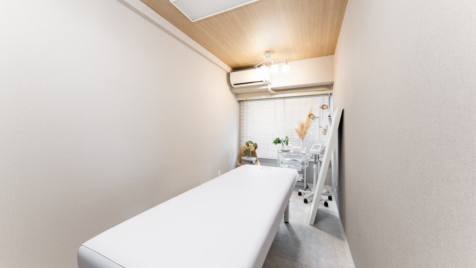 【＆YUZU】新宿西口駅30秒｜JR新宿駅5分✨完全個室のレンタルサロン/ヒートマット・スチーマー/映え撮影✤Wi-Fi有の写真6