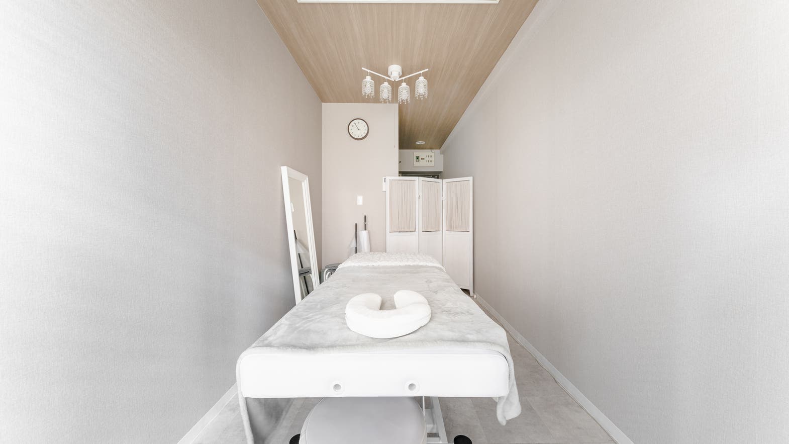 【＆YUZU】新宿西口駅30秒｜JR新宿駅5分✨完全個室のレンタルサロン/ヒートマット・スチーマー/映え撮影✤Wi-Fi有の写真4