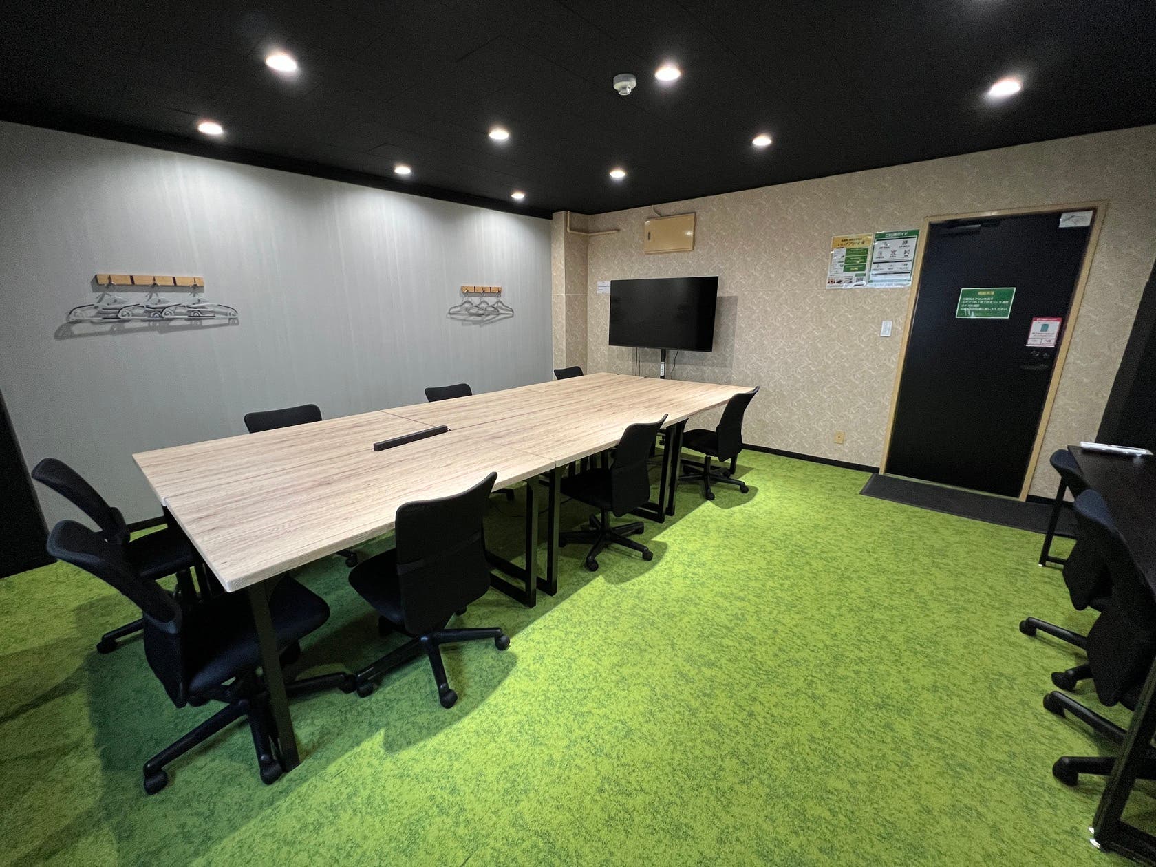 【西中島南方駅から徒歩5分】1時間 1,420円！｜3F_RoomD（定員10名）モニター付き◎の写真2