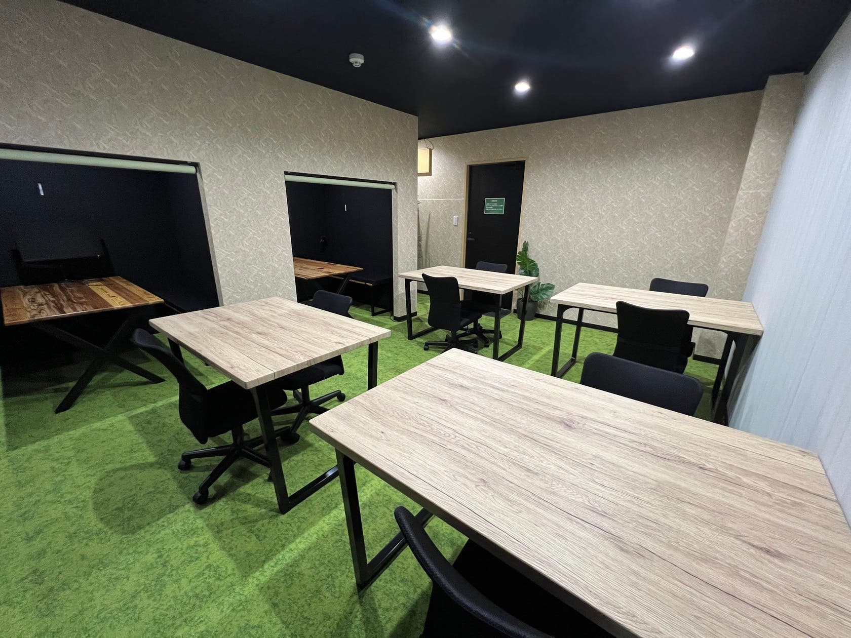 【西中島南方駅から徒歩5分】1時間 1,420円！｜3F_RoomE（定員16名）モニター付き◎の写真1