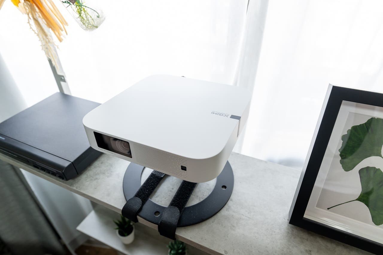 映写用プロジェクター（XGIMI Elfin）と100インチスクリーンの画像1