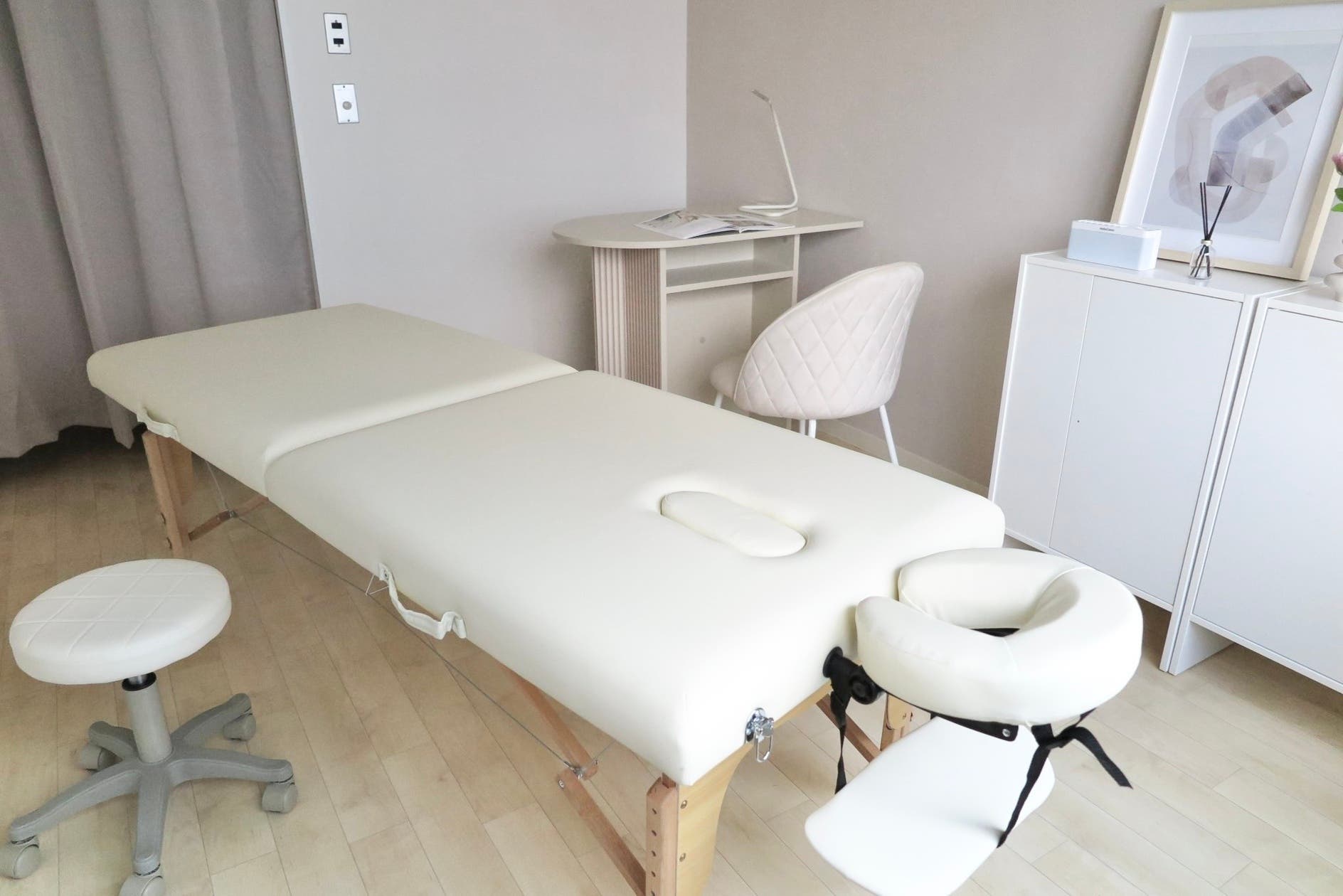 備品増量中✨【新大阪駅すぐ目の前👀】お客様の目線に立った完全個室の高見えサロン🍃高品質&多機能ベッド完備♪無料備品充実の写真8