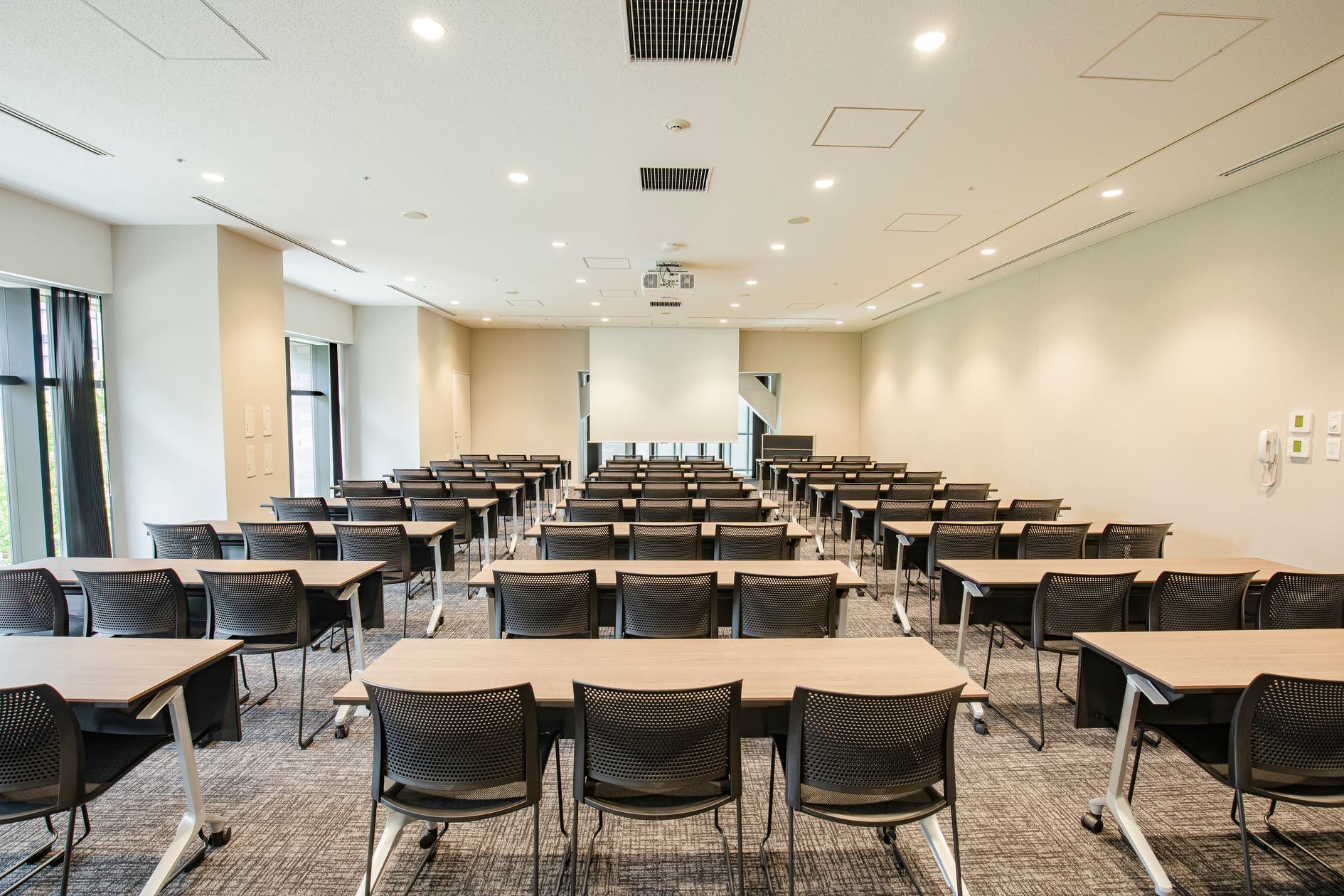 御堂会館3階Bホール　大阪メトロ本町駅徒歩1分のネット会議対応の貸ホール！　の写真1
