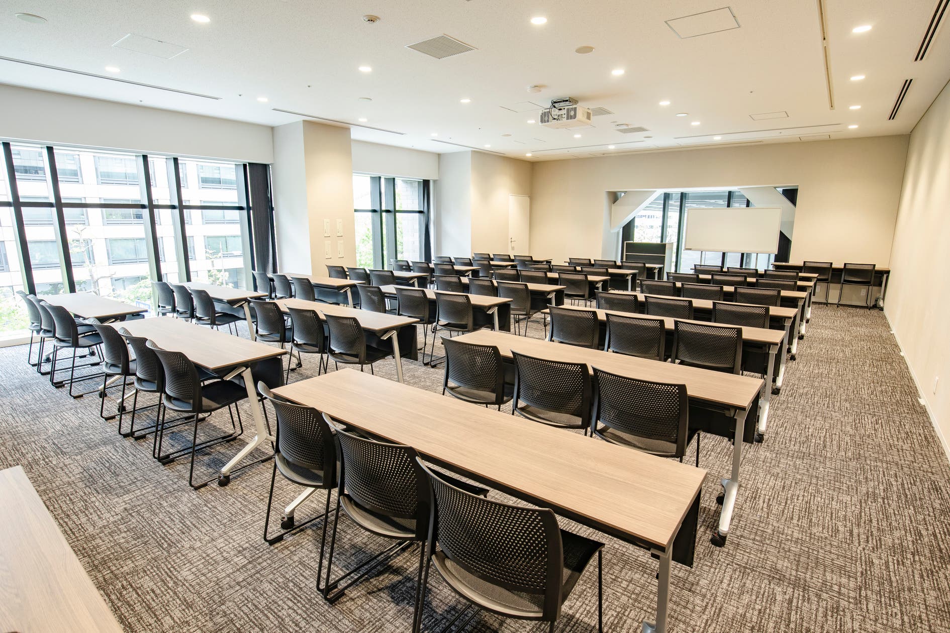 御堂会館3階Bホール　大阪メトロ本町駅徒歩1分のネット会議対応の貸ホール！　の写真2