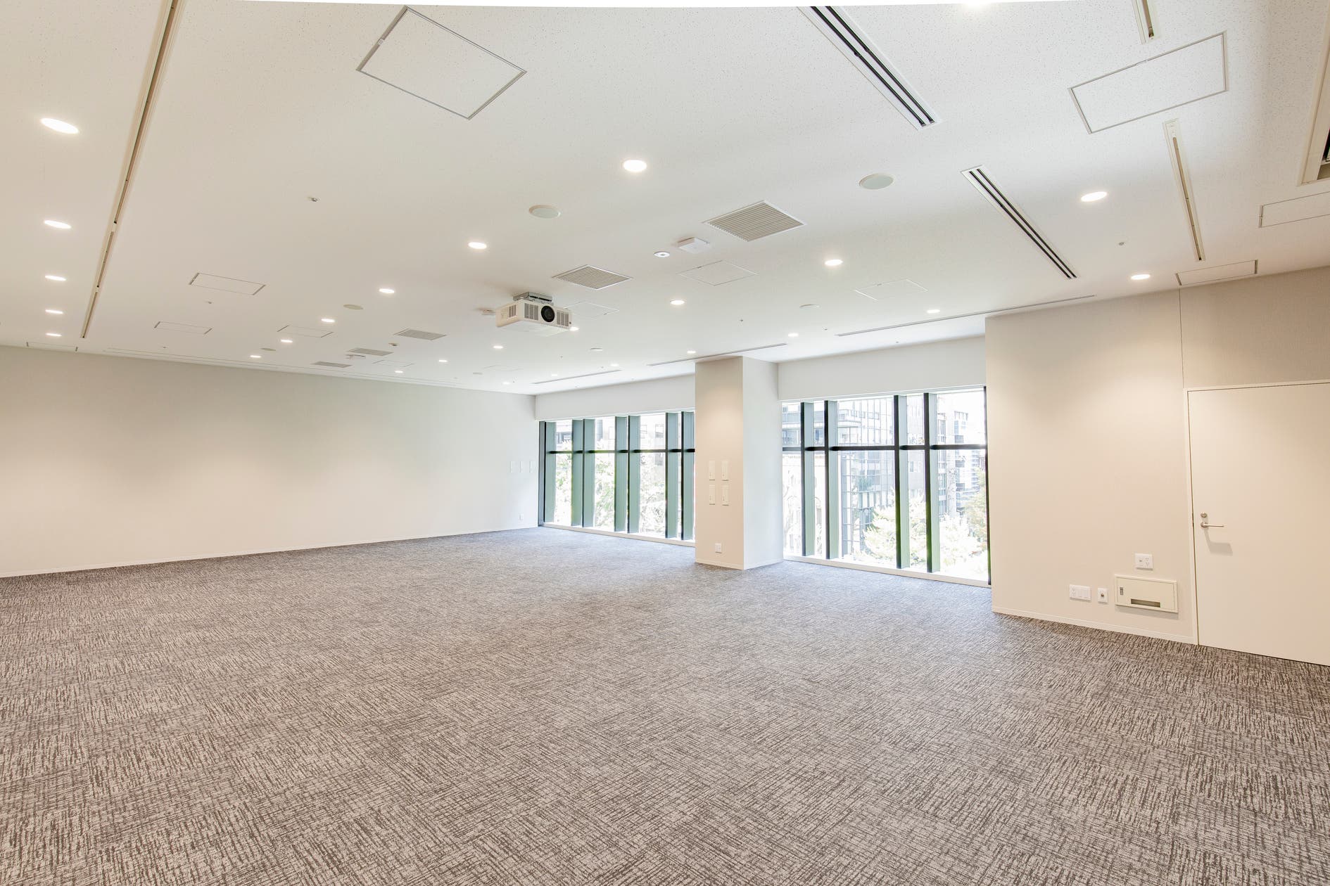 御堂会館3階Bホール　大阪メトロ本町駅徒歩1分のネット会議対応の貸ホール！　の写真3