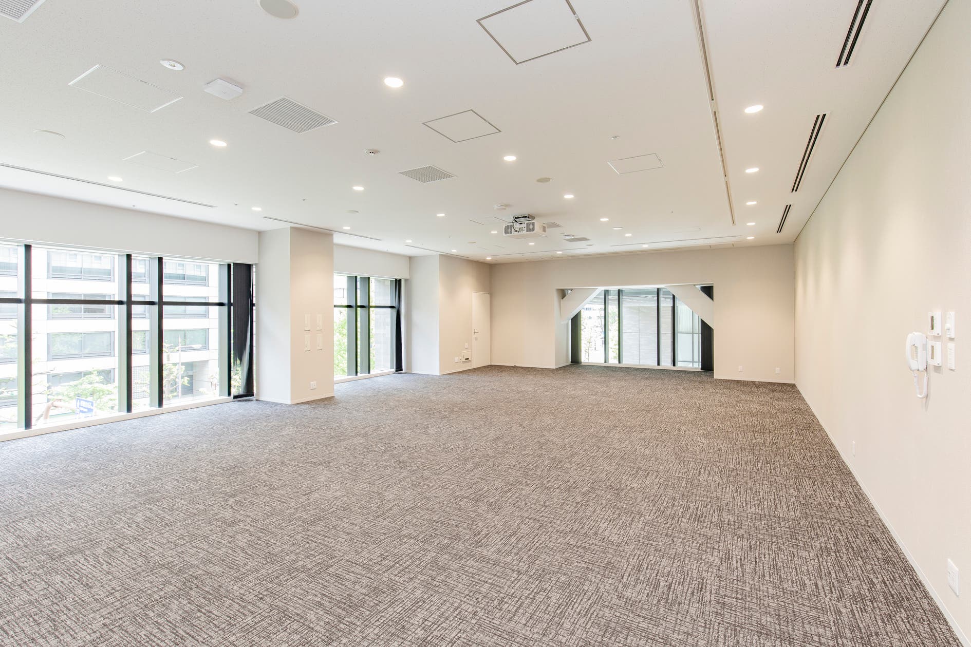 御堂会館3階Bホール　大阪メトロ本町駅徒歩1分のネット会議対応の貸ホール！　の写真4