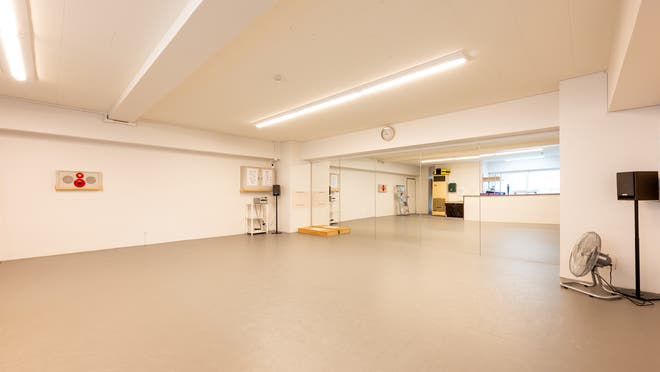 【久米川駅30秒】駅近 × ほぼ真四角なスタジオ 多人数利用や様々な教室開講に最適なレンタルスタジオ‼の写真2